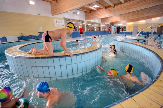 Najlepsze baseny w Warszawie - gdzie popływać ze starszym dzieckiem ...