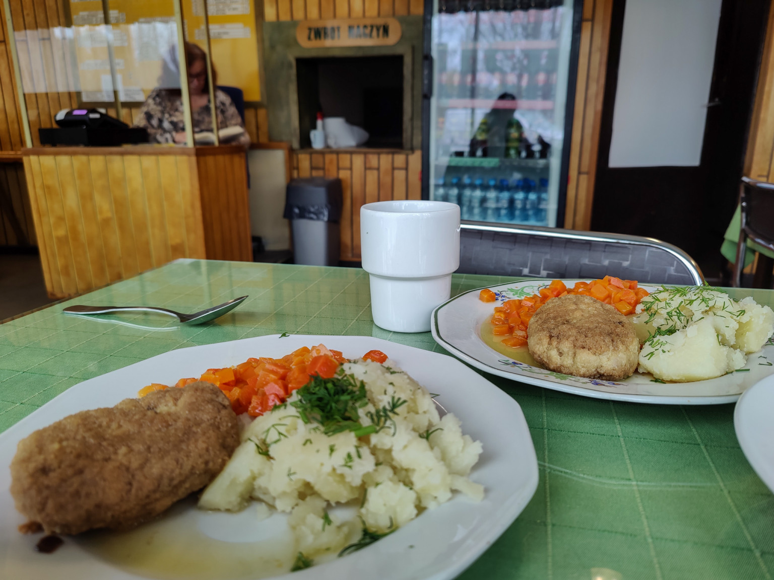 Gdzie na tanie i dobre jedzenie w Warszawie? Odwiedzamy najlepsze bary ...