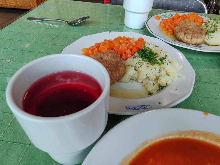 Gdzie na tanie i dobre jedzenie w Warszawie? Odwiedzamy najlepsze bary ...